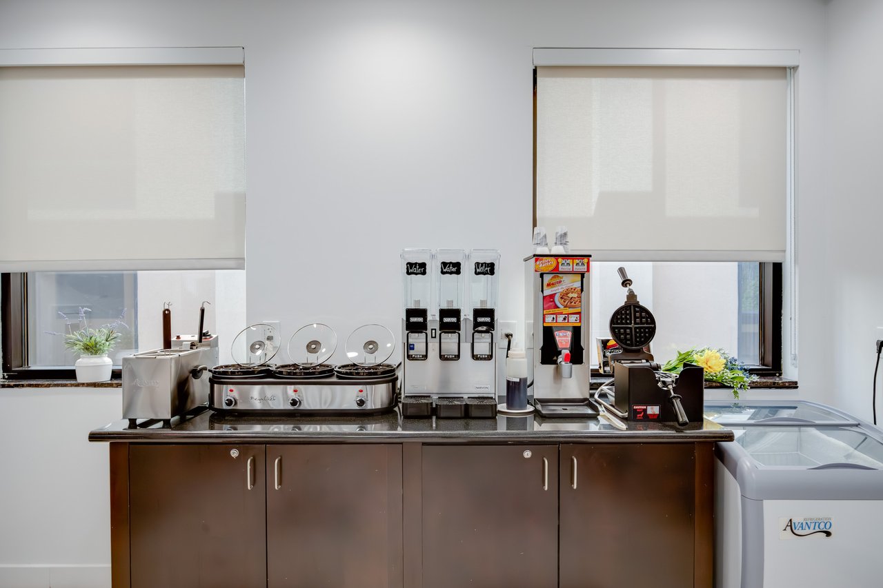 Long Island Residence Hall Tour - Dining